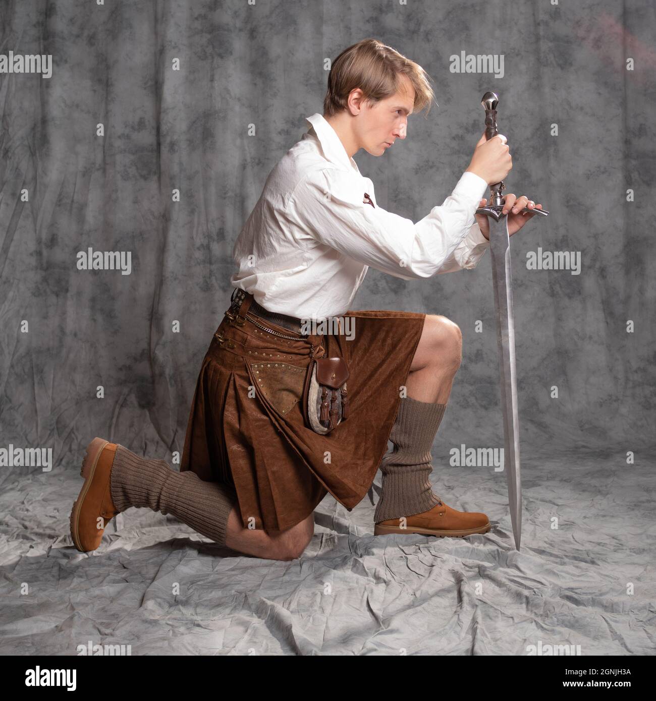 Knelt knight hi-res stock photography and images - Alamy