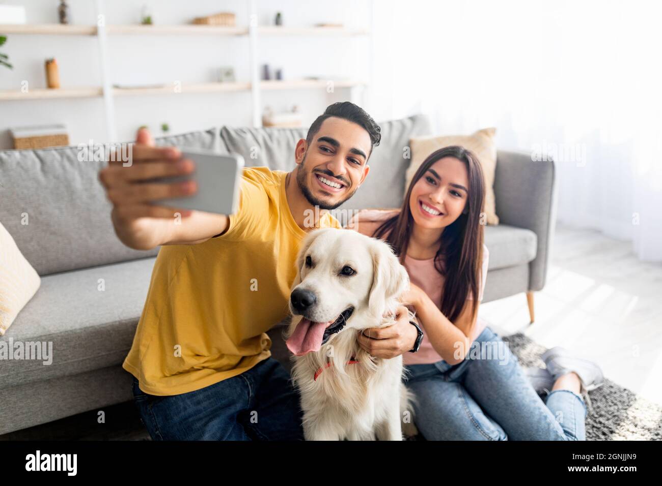 Selfie with pet hi-res stock photography and images - Alamy