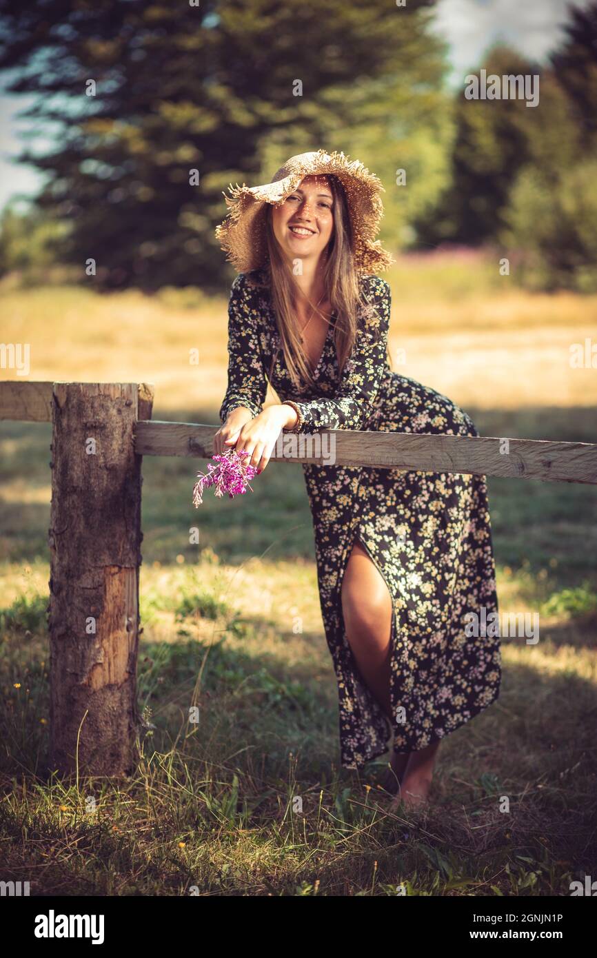 Lean leaning fence hi-res stock photography and images - Alamy