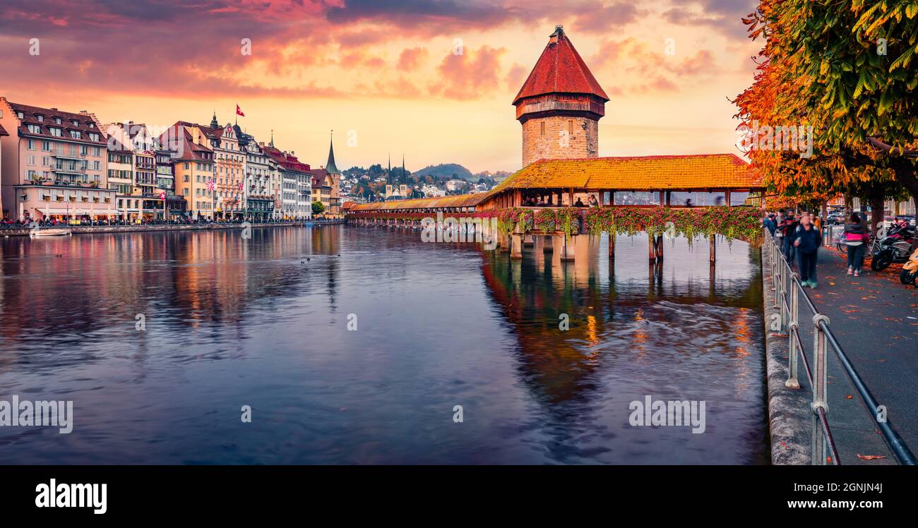 Colorful view of famous old wooden Chapel Bridge (Kapellbrucke ...