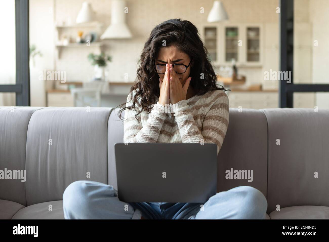 Woman crying computer hi-res stock photography and images - Alamy