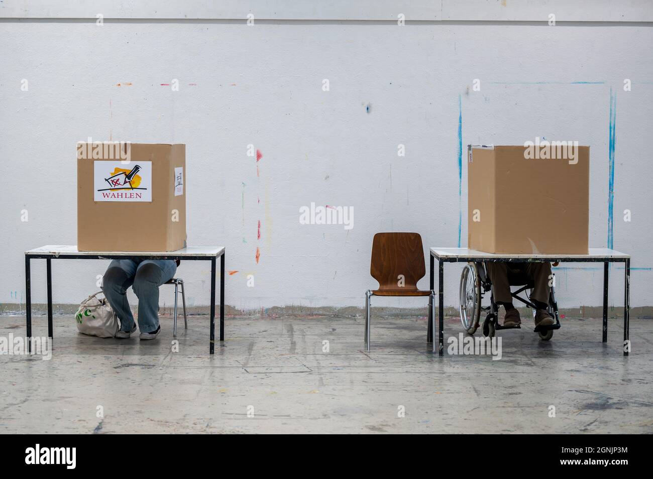 2021 germany vote booth hi-res stock photography and images - Alamy