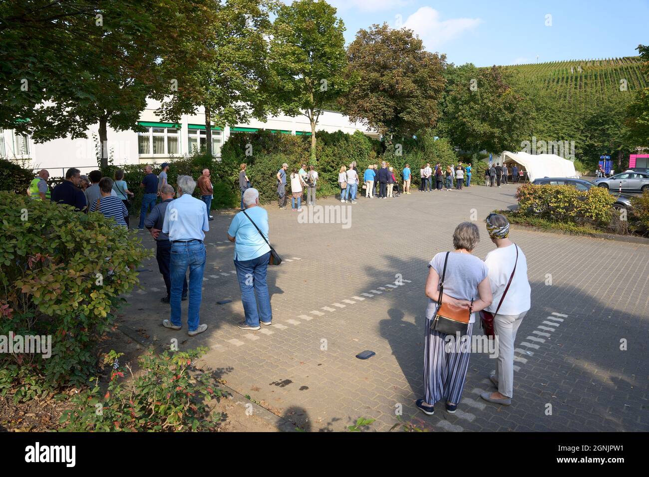 Ahrweiler, Germany. 26th Sep, 2021. A long line of people has formed in ...