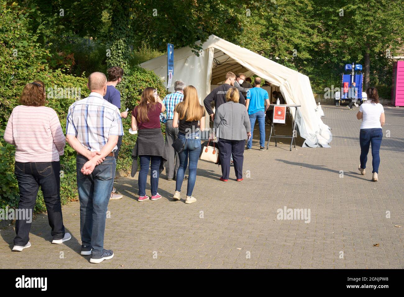 Ahrweiler, Germany. 26th Sep, 2021. A queue of people has formed in ...