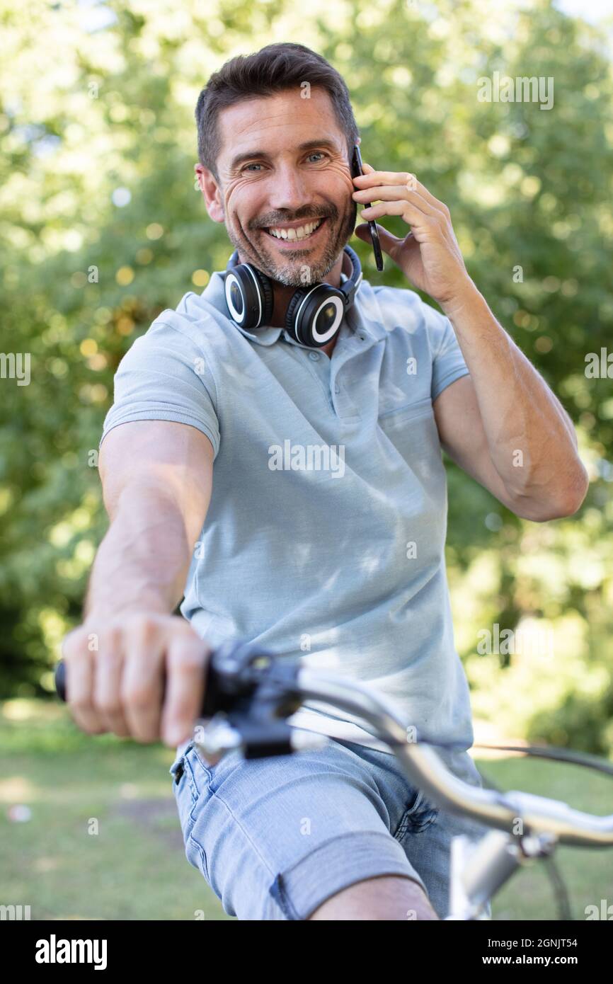 man on mobile phone smiling at the camera Stock Photo - Alamy