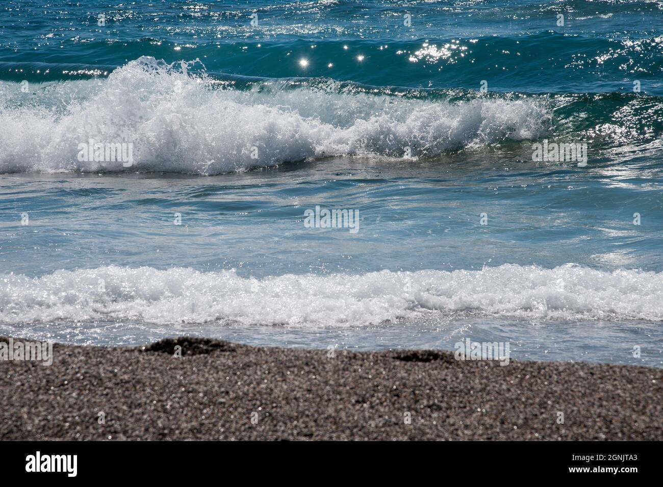 Splashing waves hi-res stock photography and images - Alamy