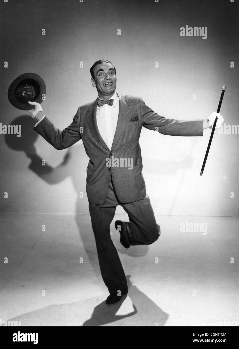 LAURENCE OLIVIER publicityportrait as Archie Rice performing on stage ...