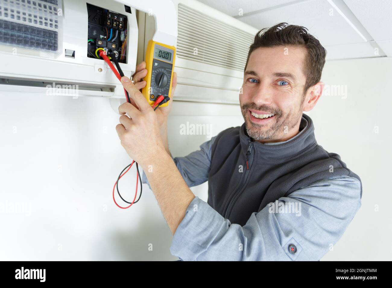 portrait of an air conditioning technician Stock Photo - Alamy