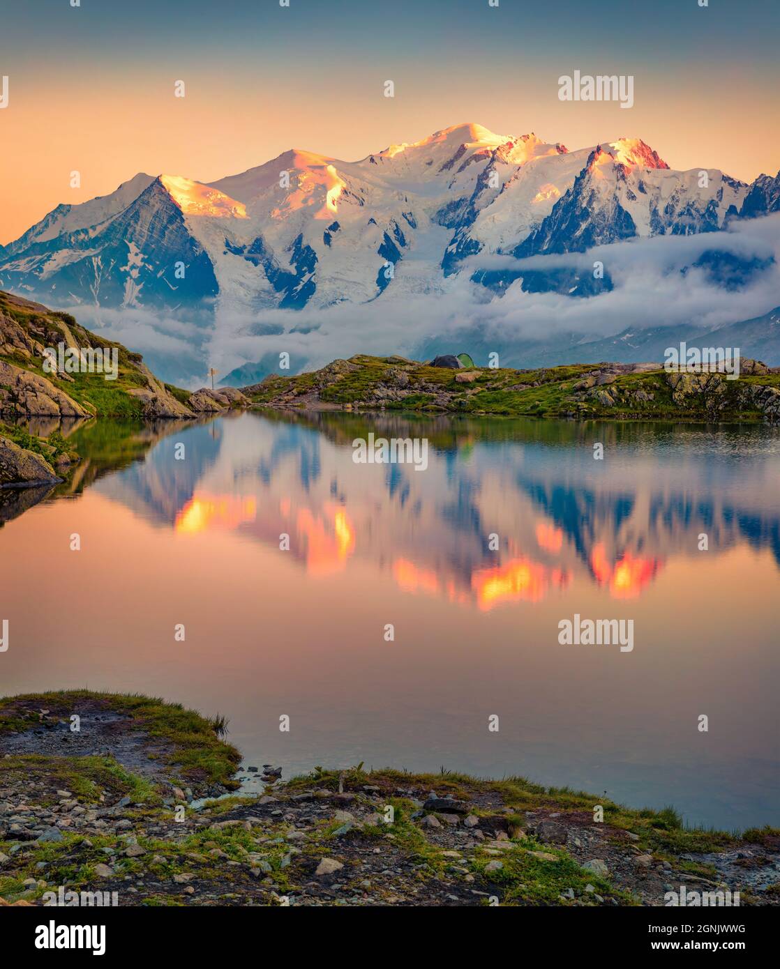 Wonderful summer sunset on Lac Blanc lake with Mont Blanc (Monte Bianco ...