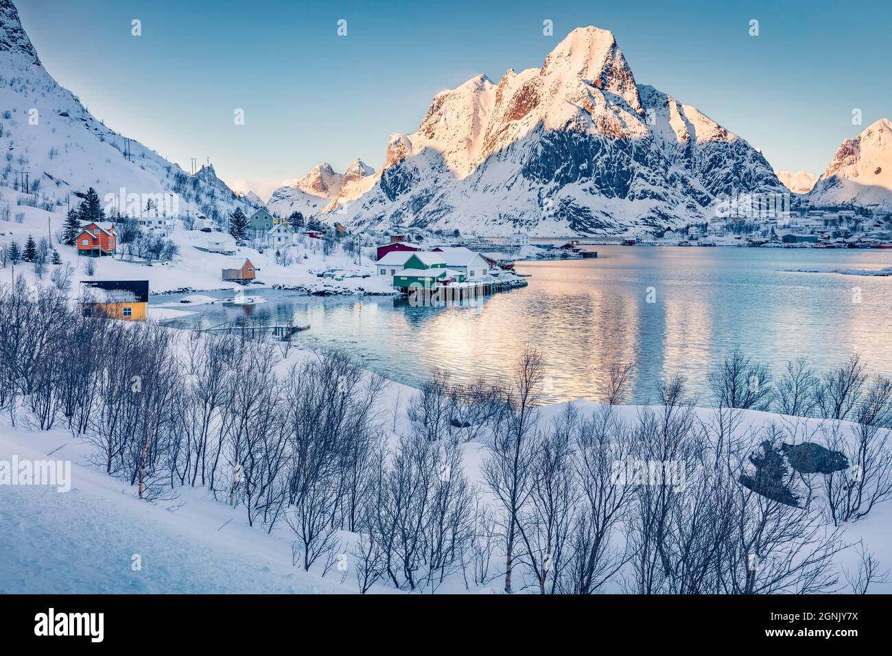 Amazing winter view of Reine village, Lofoten Islands. Fresh snow ...