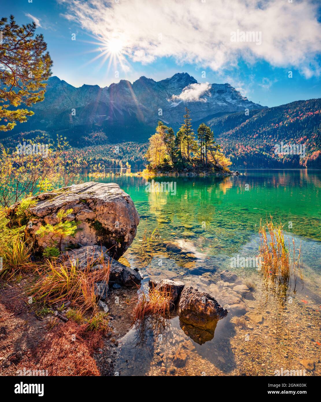 Beautiful autumn scenery. Splendid morning view of Eibsee lake with ...
