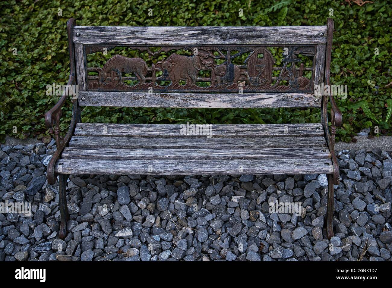 Cast iron garden bench hi-res stock photography and images - Alamy