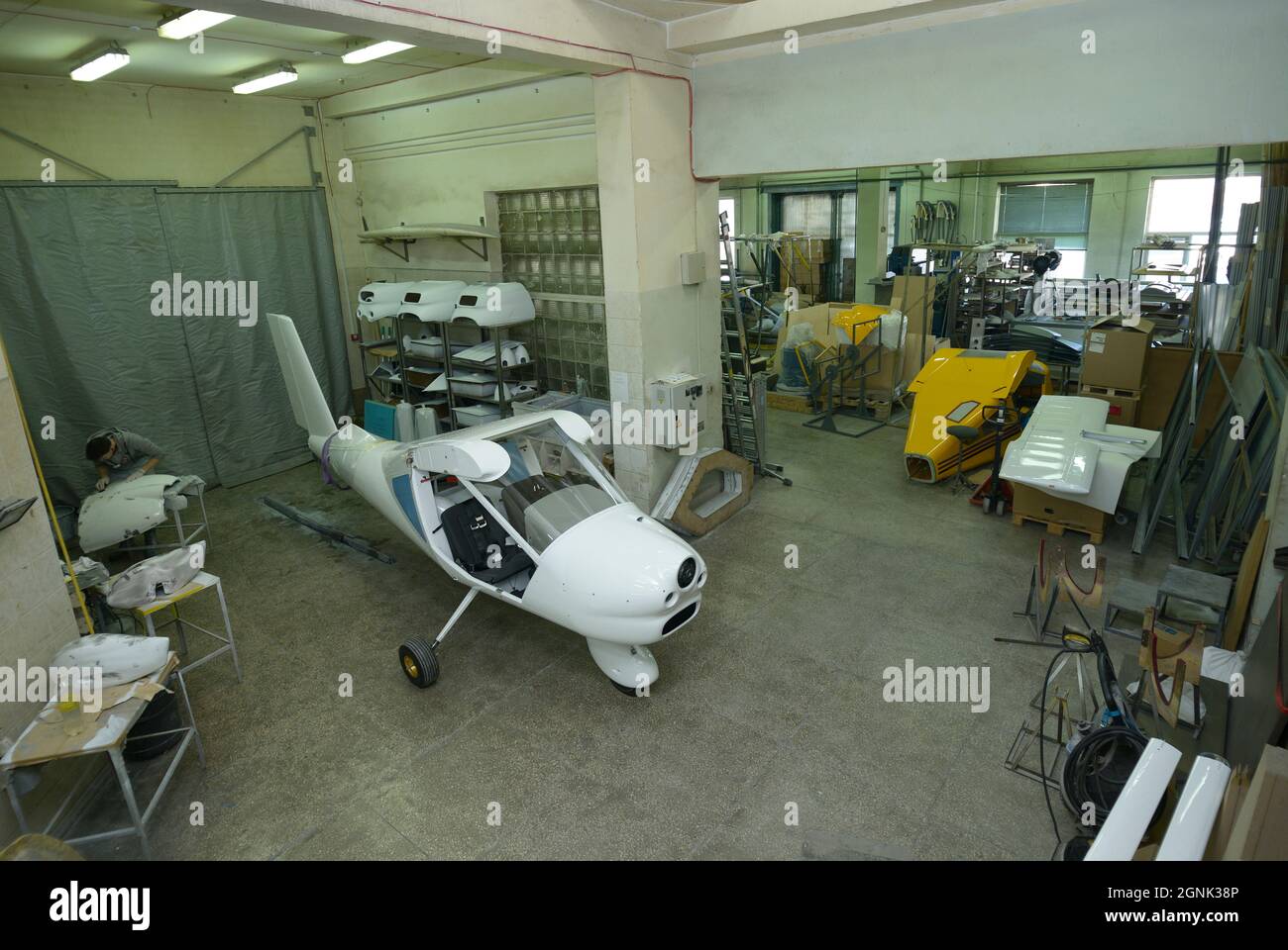 Assembling planes hi-res stock photography and images - Alamy
