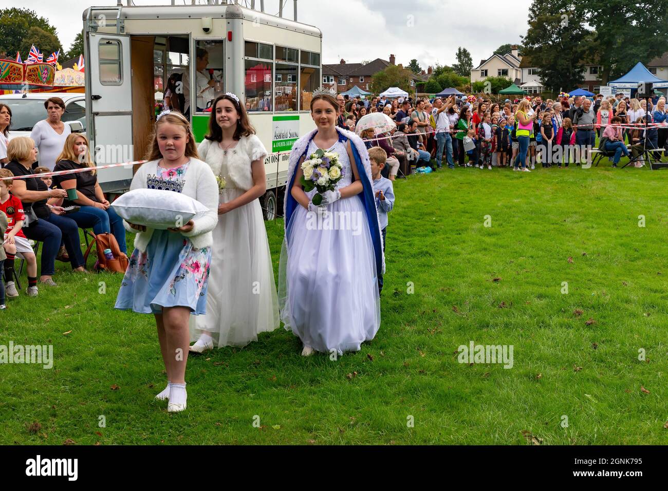 May queen crowning uk hi-res stock photography and images - Alamy