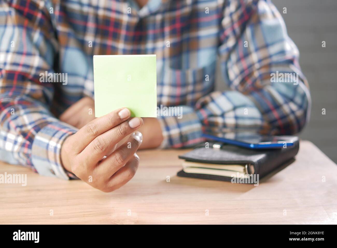 Hand hold sticky note hi-res stock photography and images - Alamy