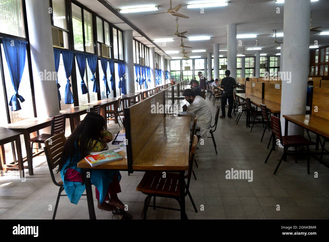 Dhaka, Bangladesh. 26th Sep, 2021. Students reads book in the central ...