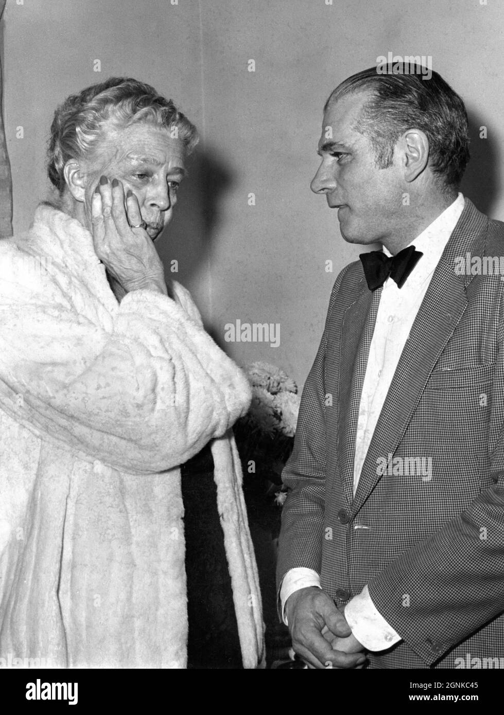 ELEANOR ROOSEVELT (widow of F.D.R.) backstage visiting LAURENCE OLIVIER ...