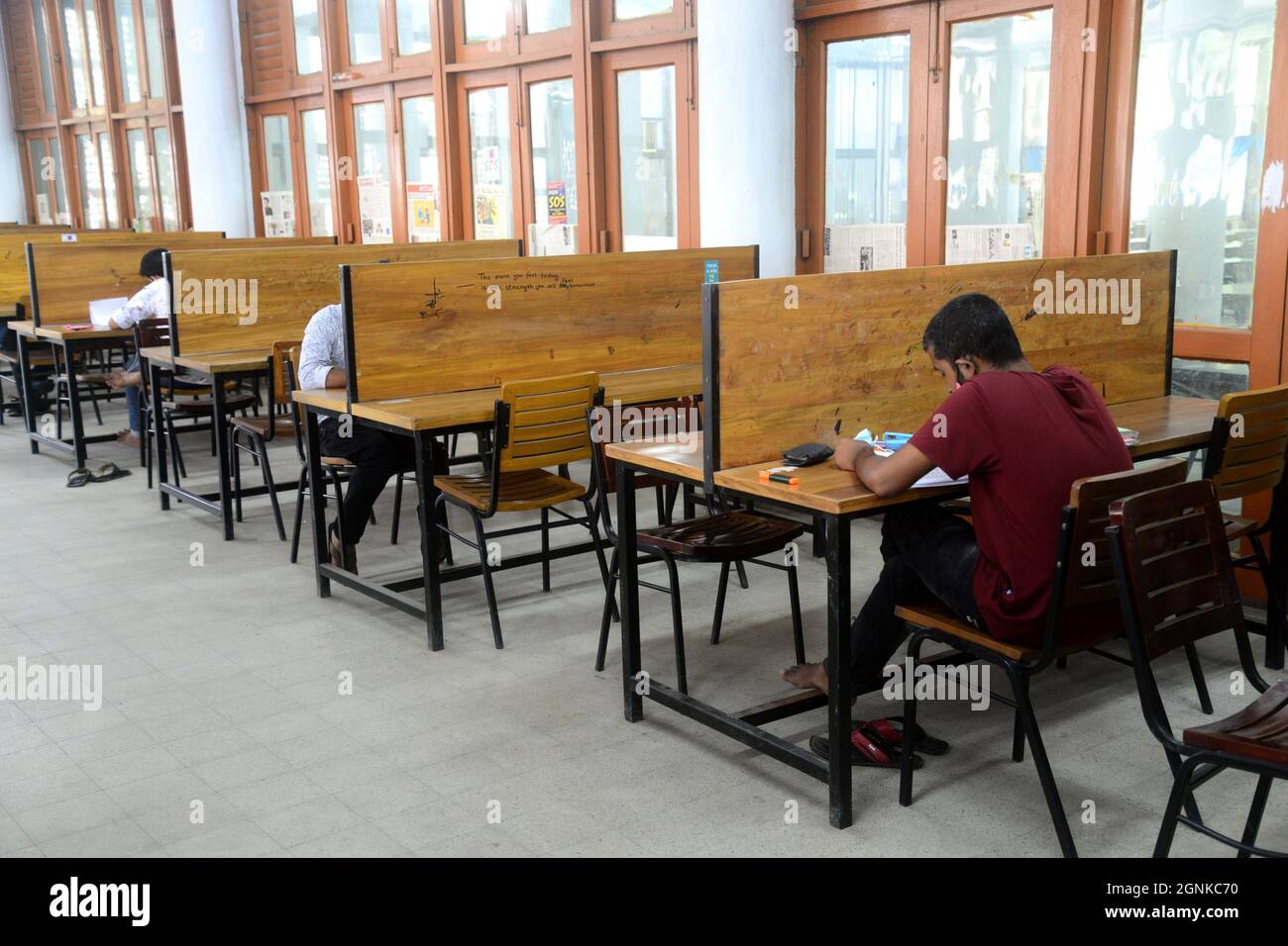 Dhaka, Bangladesh. 26th Sep, 2021. Students reads book in the central ...