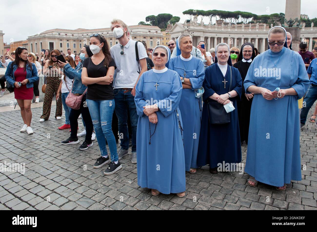 Italy, Rome, Vatican,21/09/26. Nuns during the weekly Angelus prayer ...