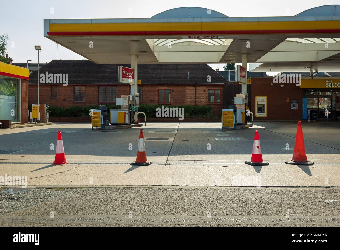 Petrol station closed sign hi-res stock photography and images - Alamy