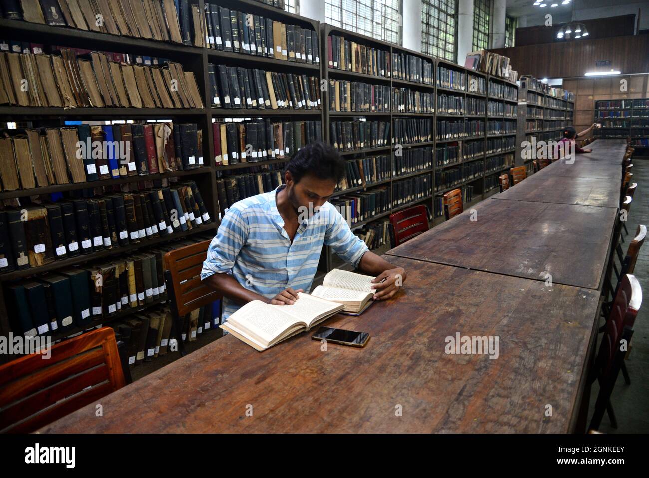 Dhaka, Bangladesh. 26th Sep, 2021. Students reads book in the central ...