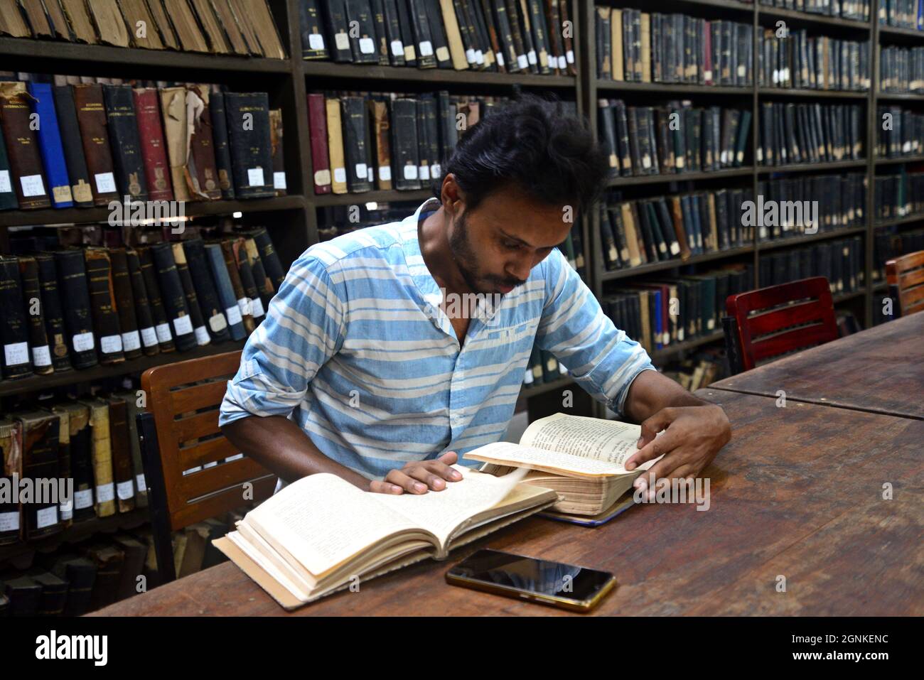 Dhaka, Bangladesh. 26th Sep, 2021. Students reads book in the central ...