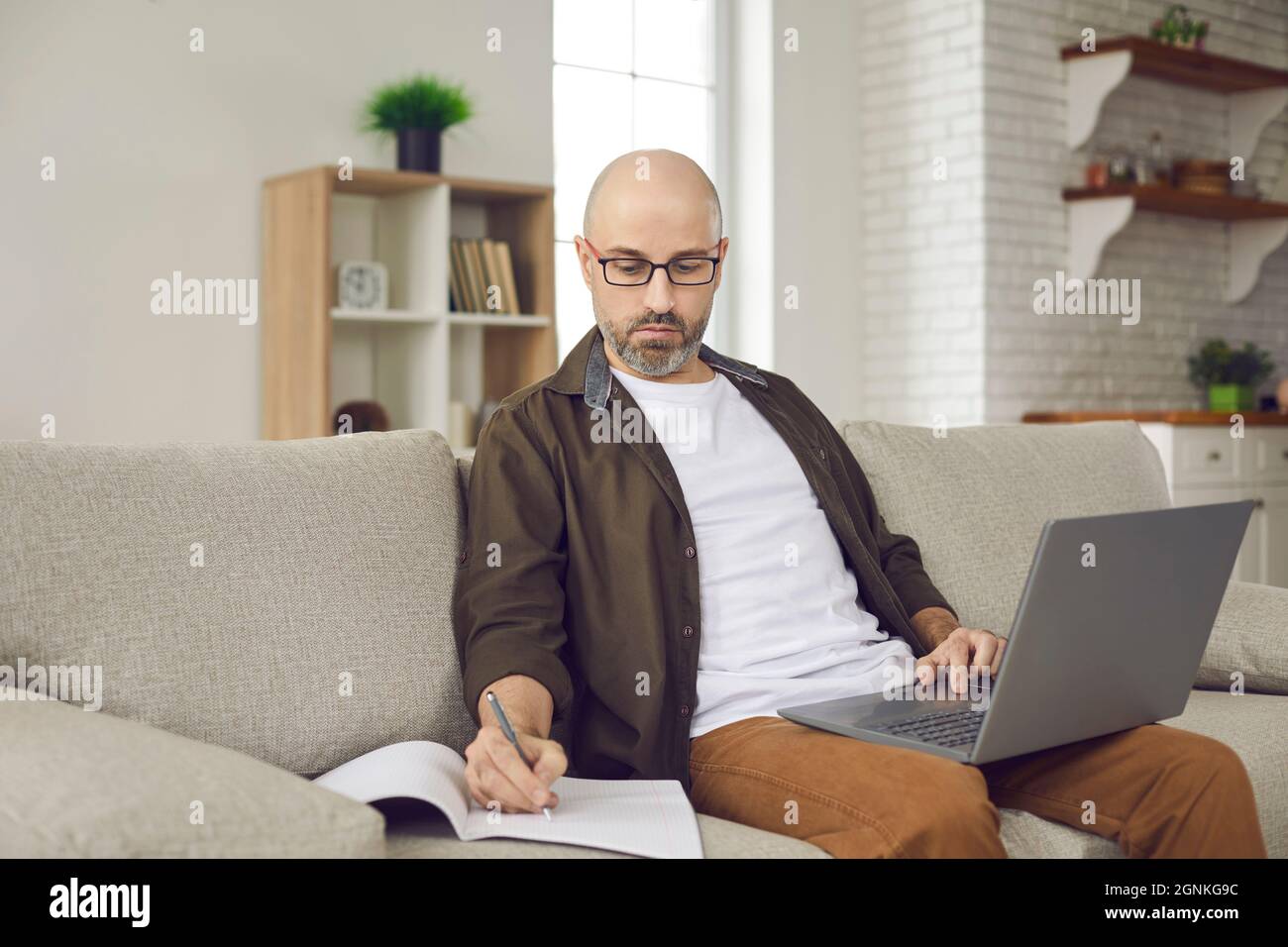 Man on laptop learning hi-res stock photography and images - Alamy