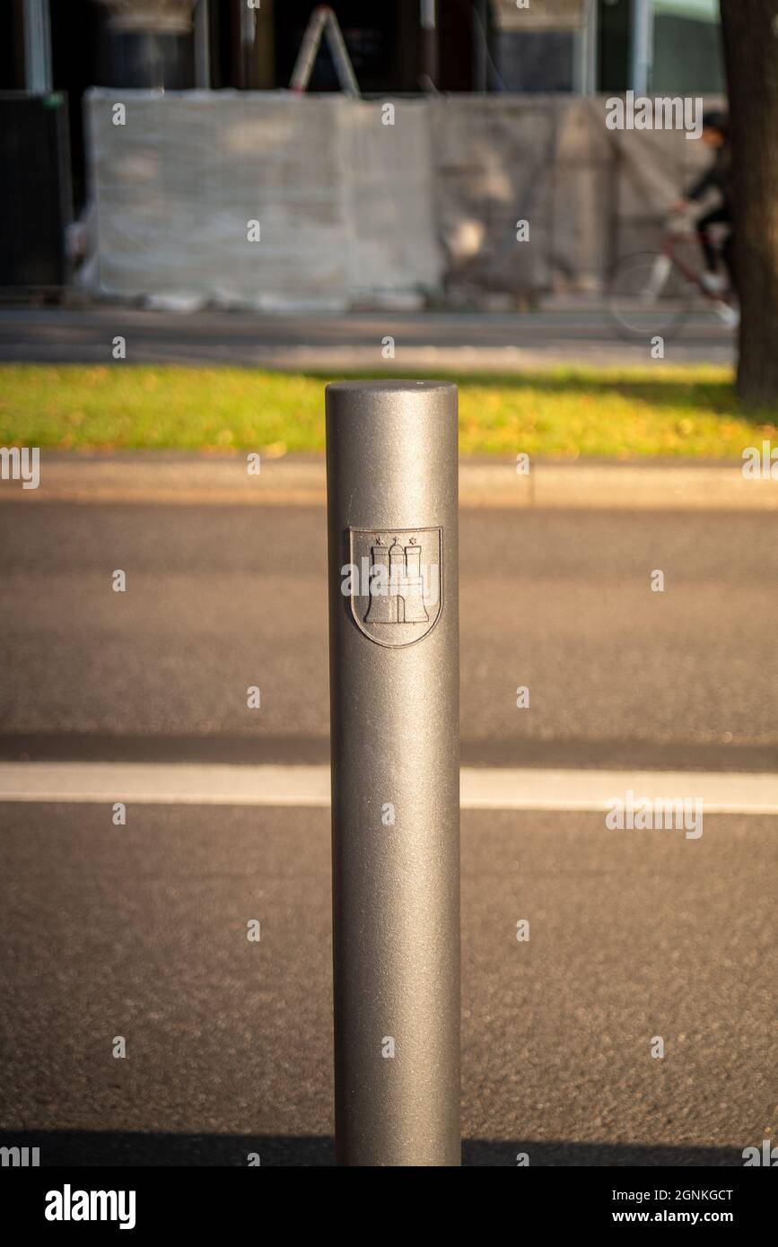 Sidewalk post with the symbol for the city of Hamburg Stock Photo - Alamy