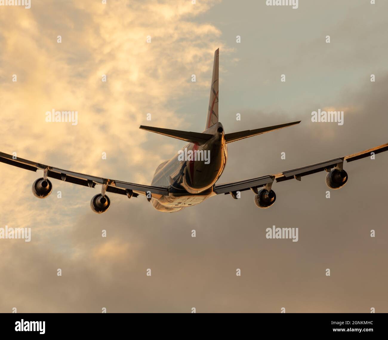 747 aircraft runway sunset hi-res stock photography and images - Alamy