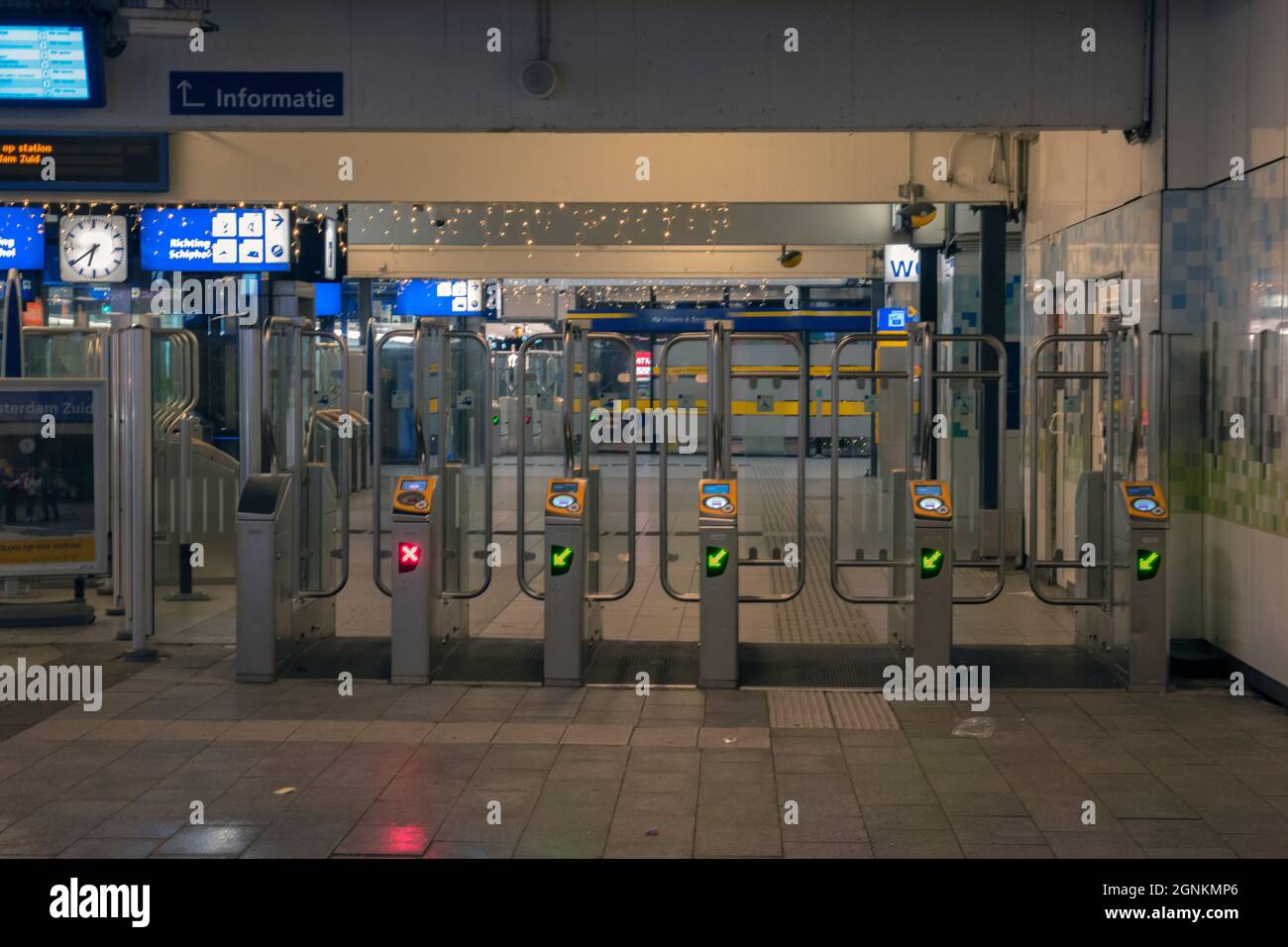 Ticket gates metro station hi-res stock photography and images - Alamy