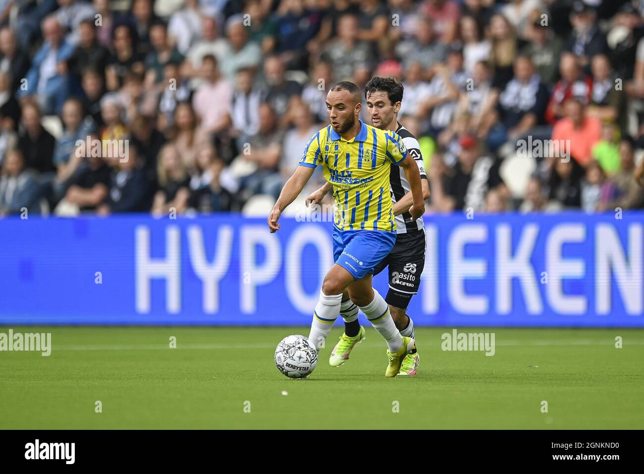 ALMELO, 26-09-2021, Stadium Erve Asito, Dutch Eredivisie Football, season 2021 / 2022, during ...