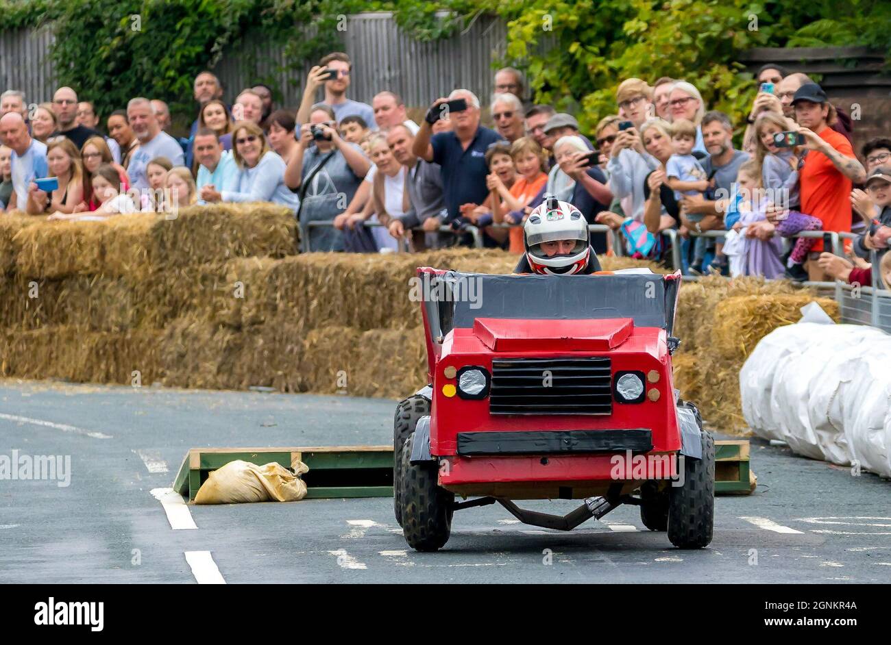 Eastbourne, UK. 26th Sep, 2021. Teams delight crowds as they hurtle ...