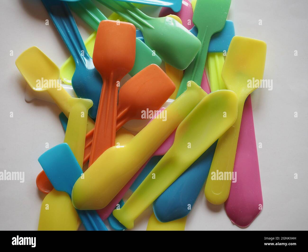 heap of disposable single use plastic spoons Stock Photo - Alamy
