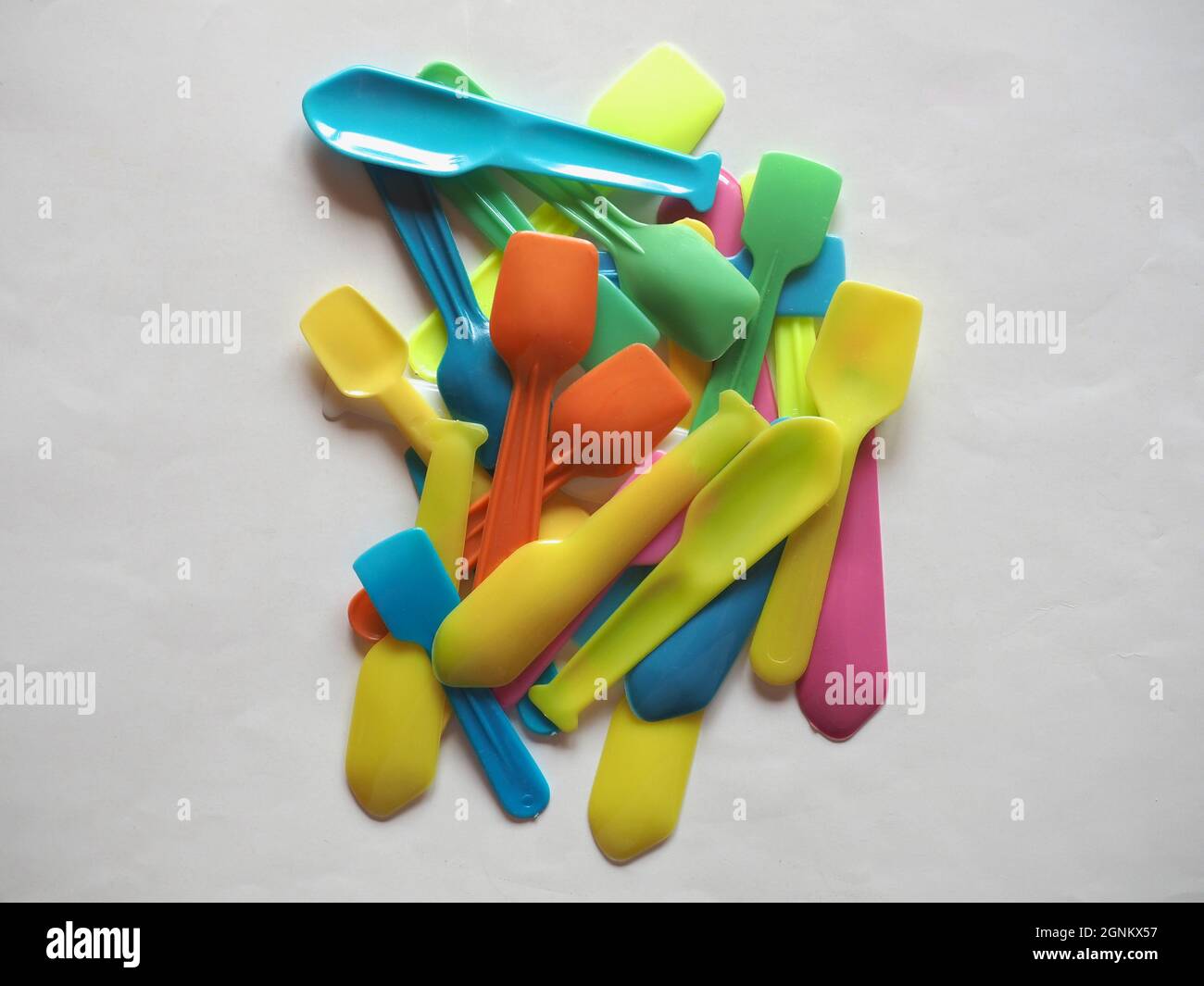 heap of disposable single use plastic spoons Stock Photo - Alamy