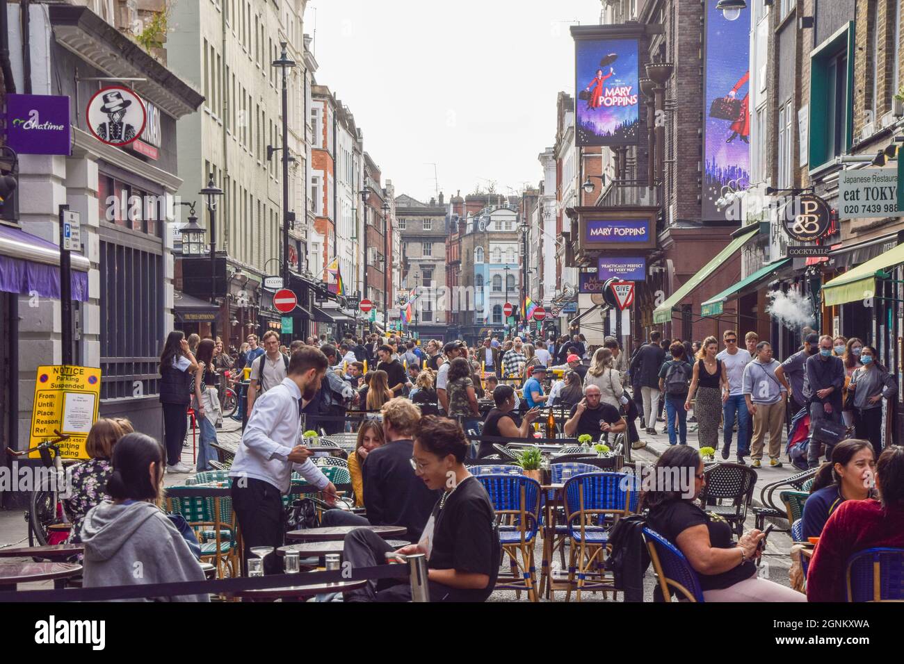 Women in a pub and uk and coronavirus hi-res stock photography and ...