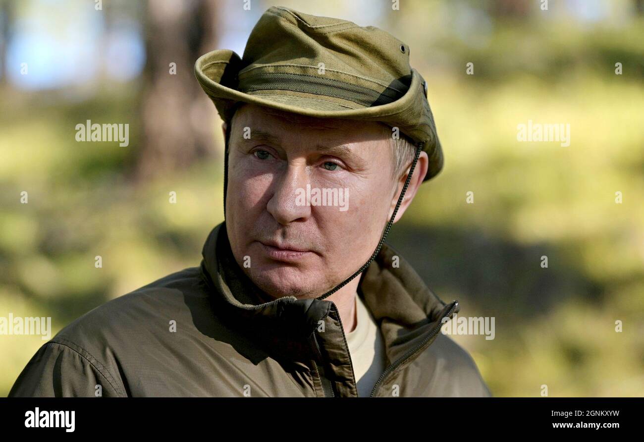 Vladimir putin fishing hi-res stock photography and images - Alamy