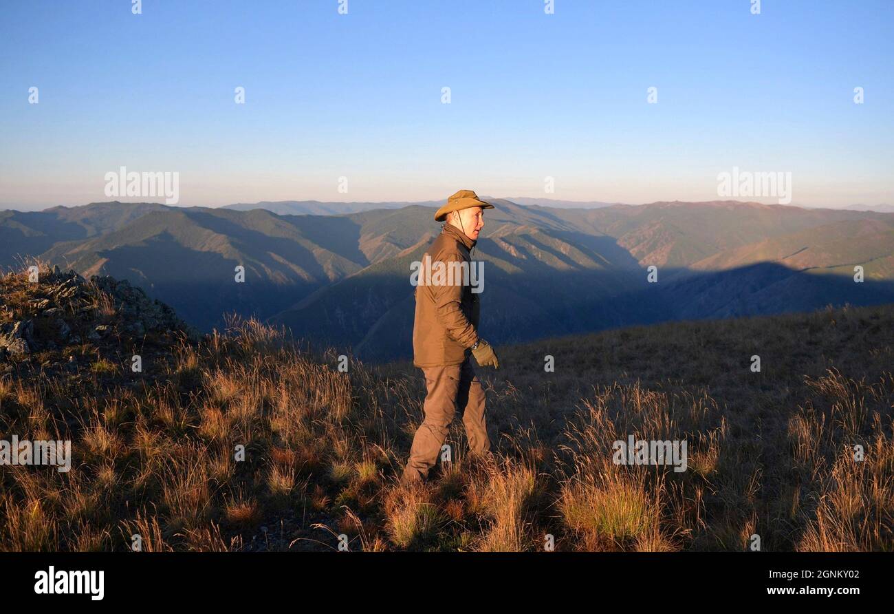 Vladimir putin fishing hi-res stock photography and images - Alamy