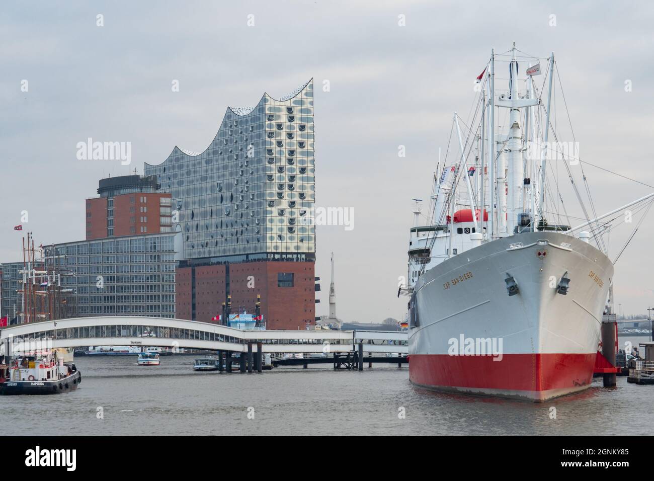Elbphilharmonie glass facade hi-res stock photography and images - Alamy