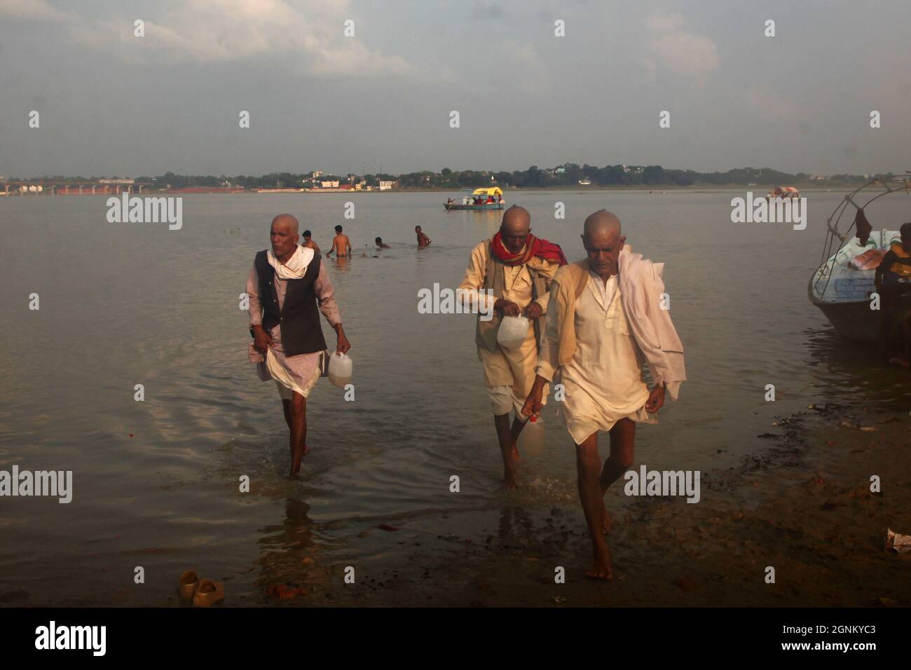 Hindu devotees perform Pind Daan rituals for the peace of the souls of ...