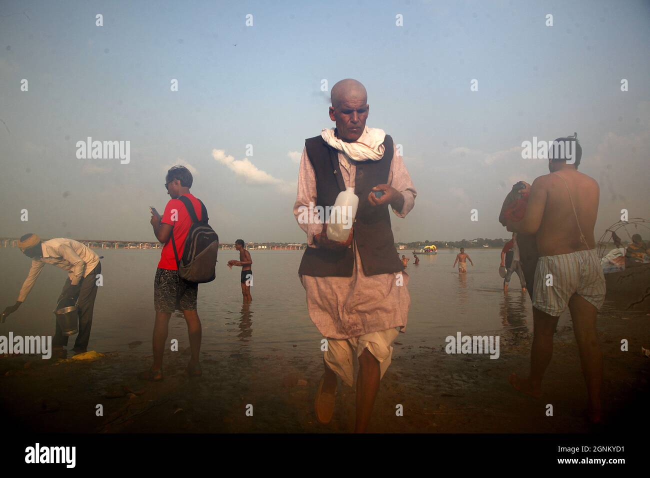 Hindu devotees perform Pind Daan rituals for the peace of the souls of ...