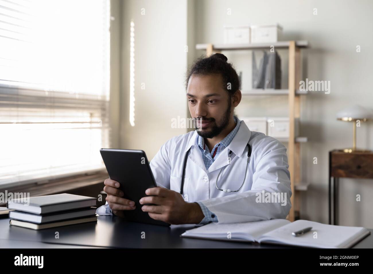 African american woman doctor hi-res stock photography and images - Alamy