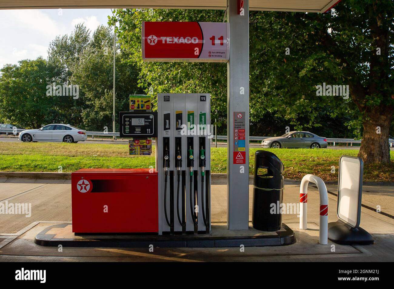 Charvil, Berkshire, UK. 26th September, 2021. The Texaco petrol station on the A4 in Charvil has ...