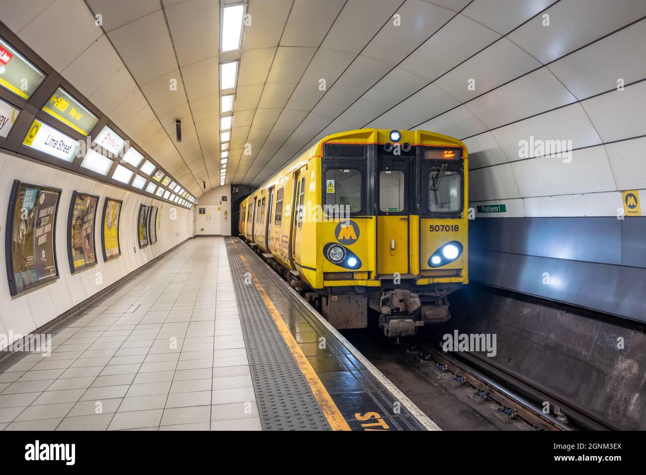 Lime street station liverpool metro hi-res stock photography and images ...