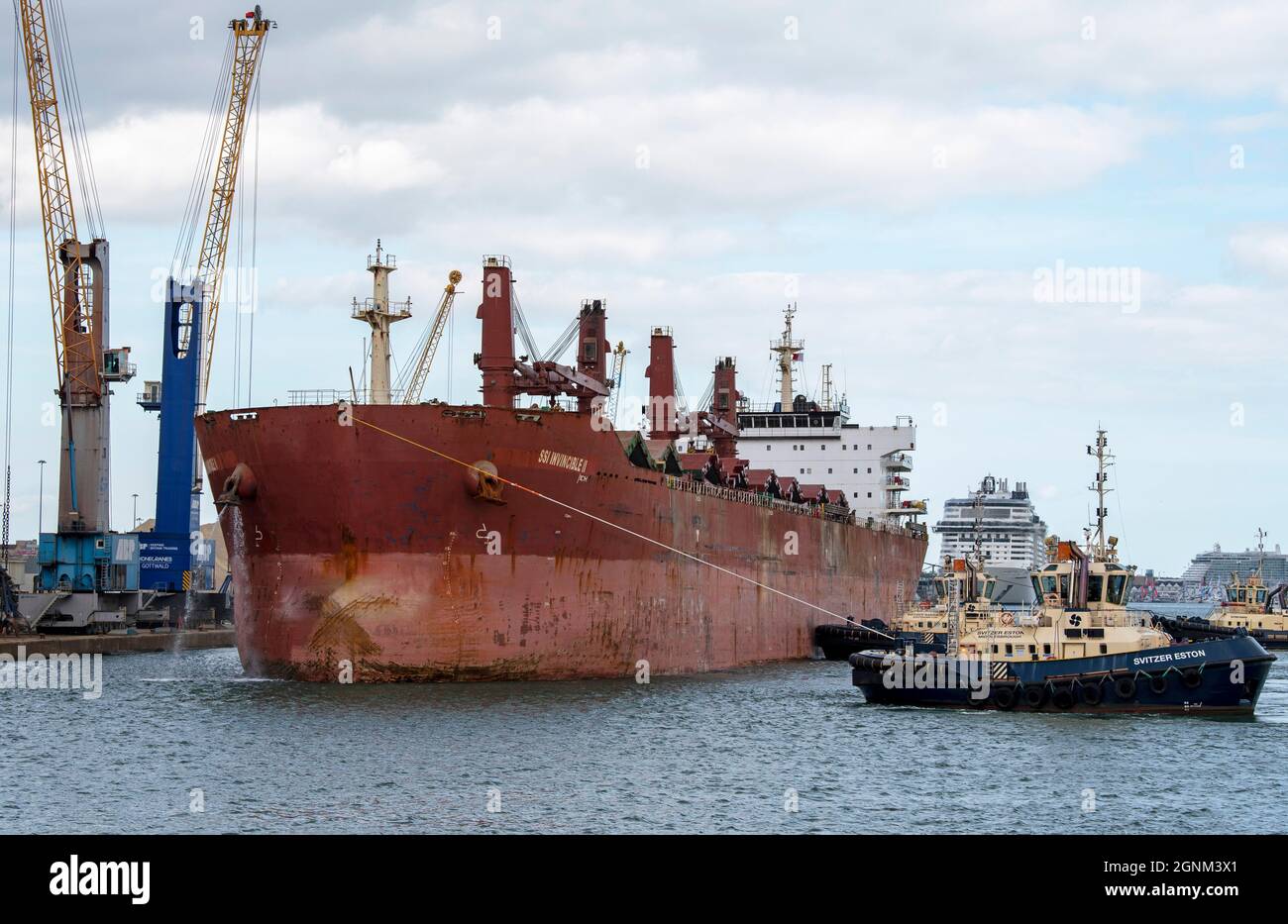 Southampton, England, UK. 2021. Tug manoeuvres a bulk carrier ship ...