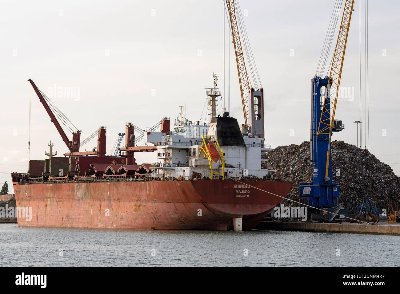 Southampton, England, UK, 2021. A bulk carrier ship alongside with open ...