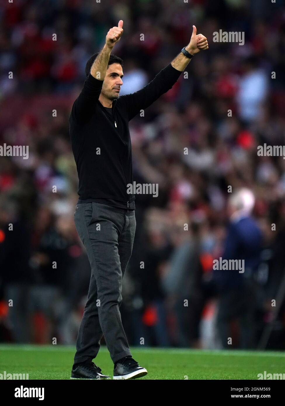Arsenal manager gives the thumbs up the match hi-res stock photography ...