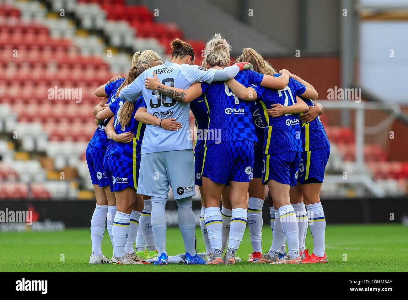 Chelsea F.C Women huddle together before the start of the game Stock ...