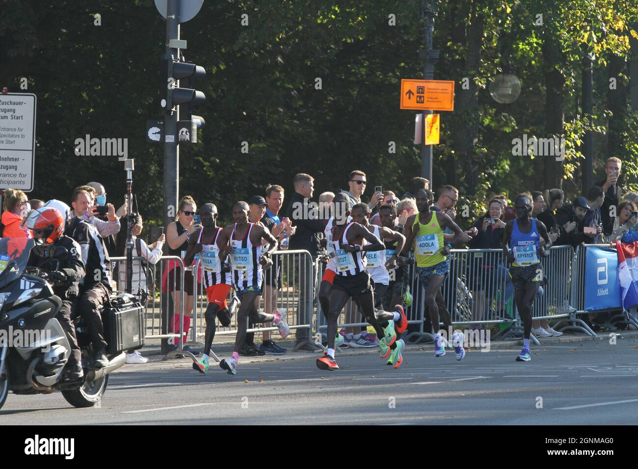 Berlin: Around 30,000 runners take part in the Berlin Marathon with ...