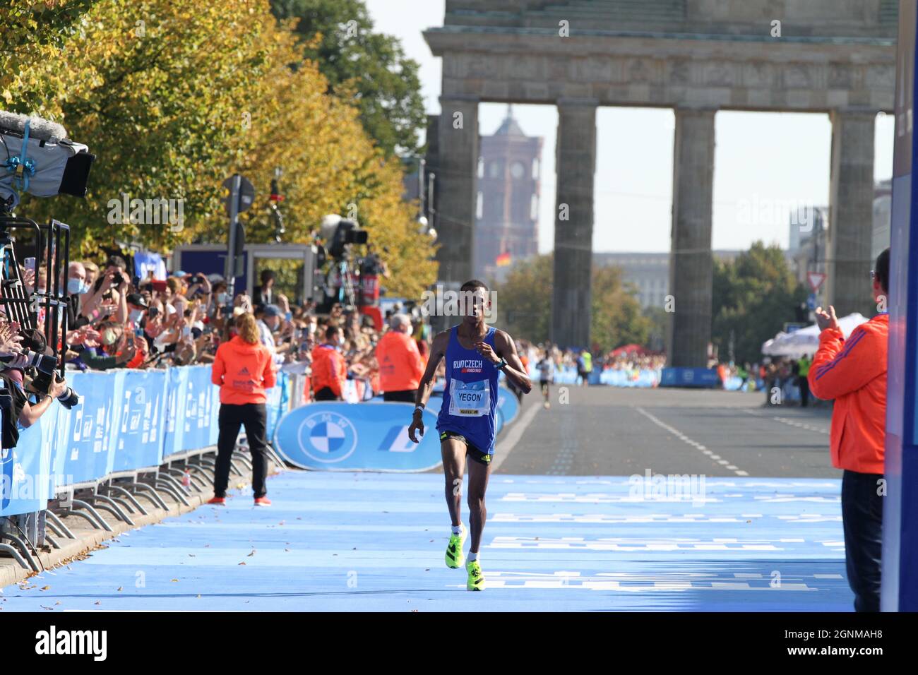 Berlin brandenburger tor runners women hi-res stock photography and ...