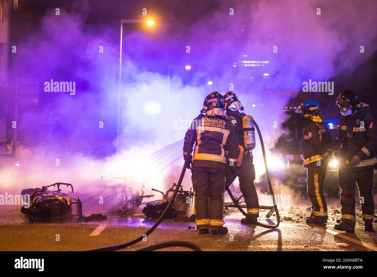 Barcelona, Catalonia, Spain. 26th Sep, 2021. Firefighters are seen ...